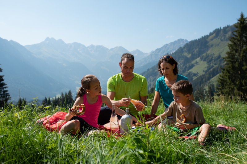 Kinder auf dem Berg in den Allgäuer Alpen